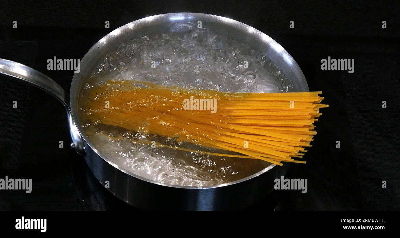 Hot Boiling Water and Spaghetti Pasta in a saucepan Stock Photo - Alamy