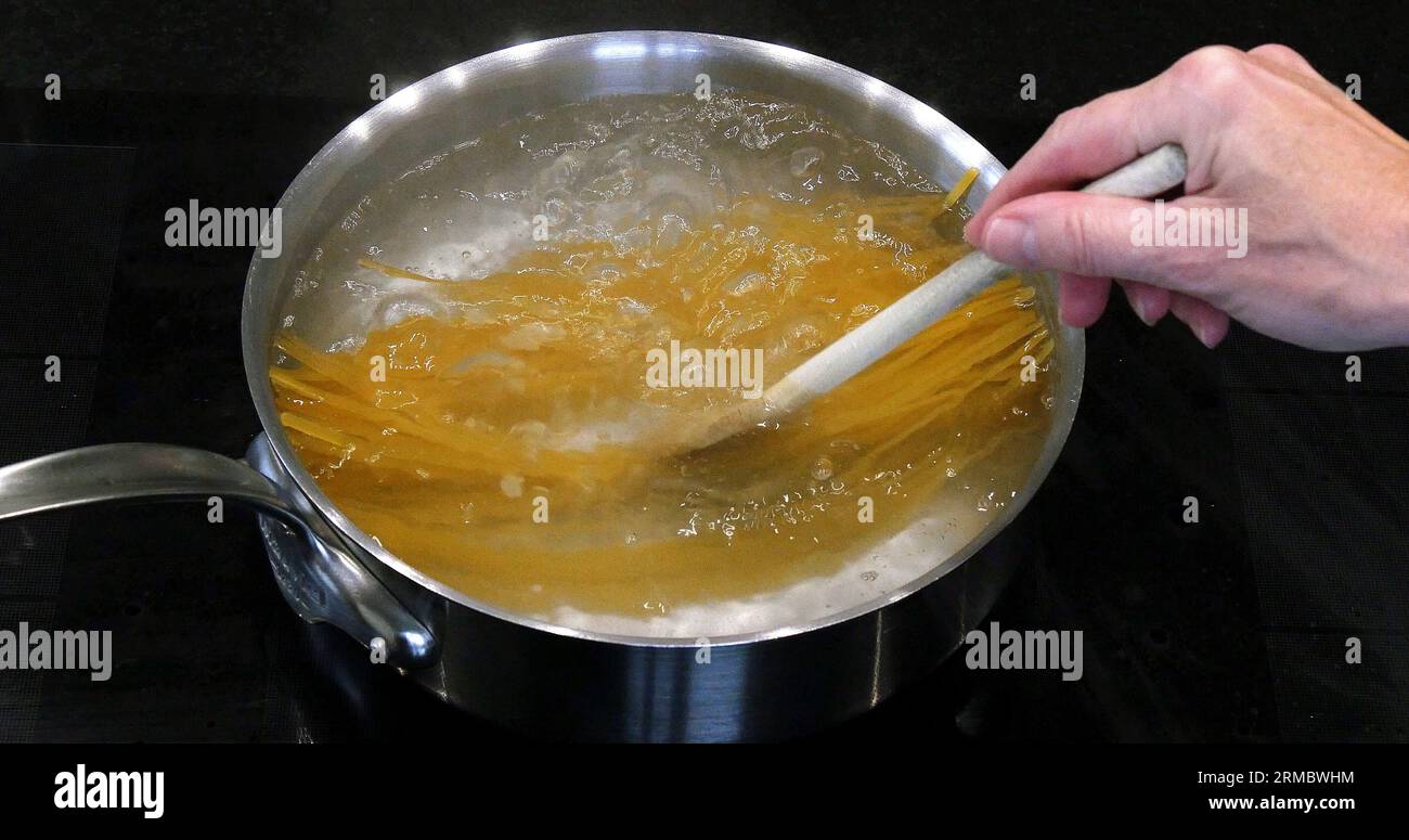 Hot Boiling Water and Spaghetti Pasta in a saucepan Stock Photo - Alamy
