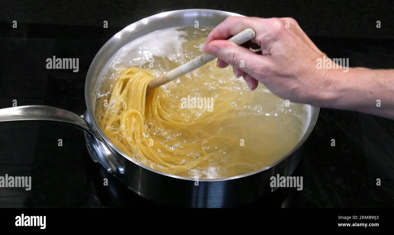 Hot Boiling Water and Spaghetti Pasta in a saucepan Stock Photo - Alamy