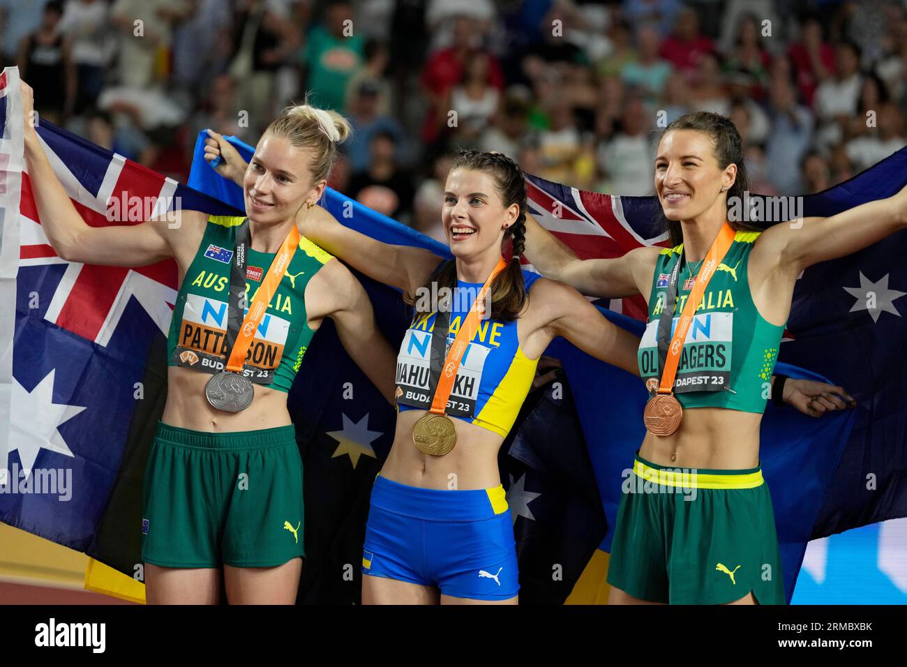 Silver medalist Eleanor Patterson, of Australia, gold medalist ...