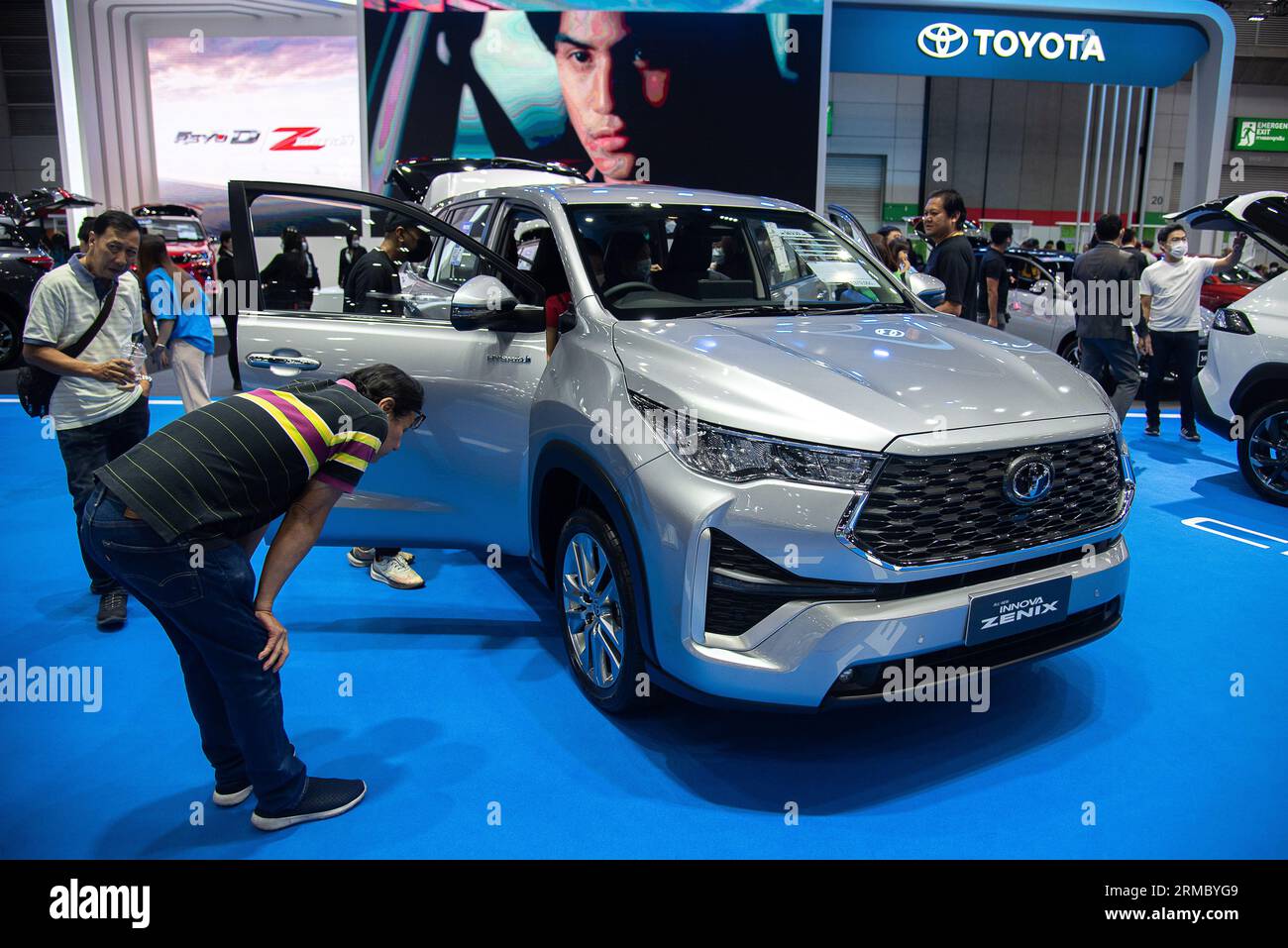 Bangkok, Thailand. 27th Aug, 2023. Visitors inspect a Toyota Innova ...