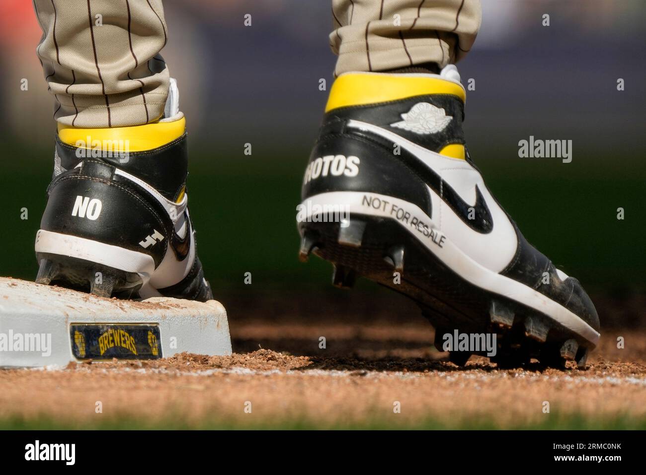 San Diego Padres' Fernando Tatis Jr. wears cleats saying no photos ...