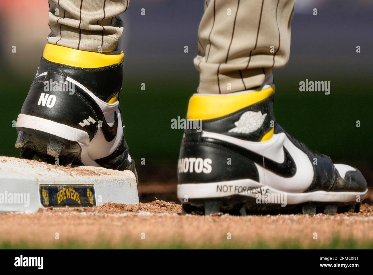 San Diego Padres' Fernando Tatis Jr. wears cleats saying no photos ...