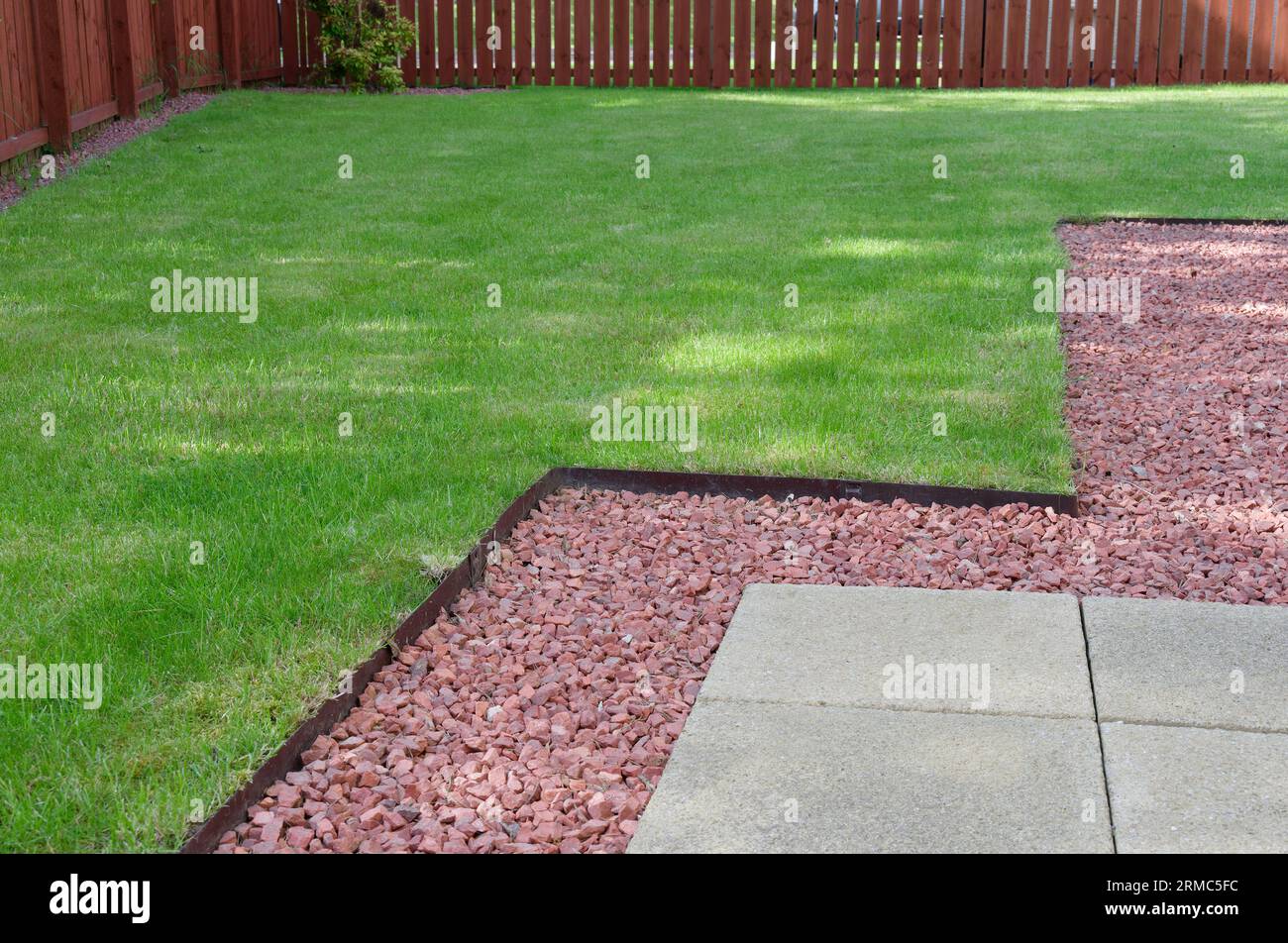 Metal lawn edging hi-res stock photography and images - Alamy