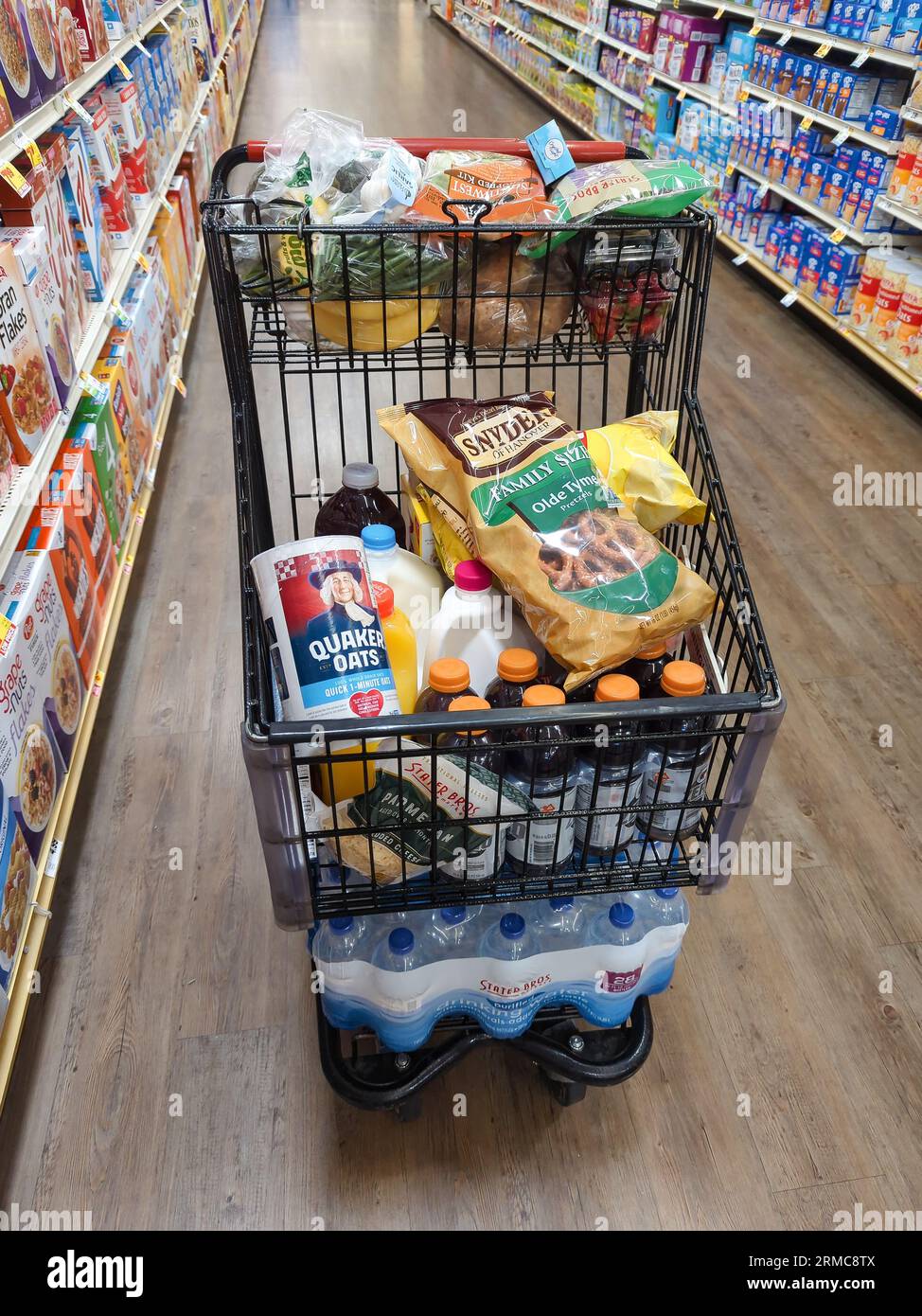 Full grocery supermarket cart hi-res stock photography and images - Alamy