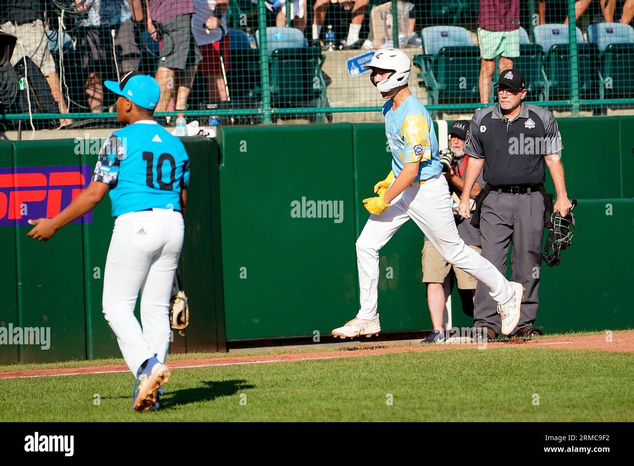El Segundo, Calif.'s Louis Lappe (19) celebrates as rounds third base ...