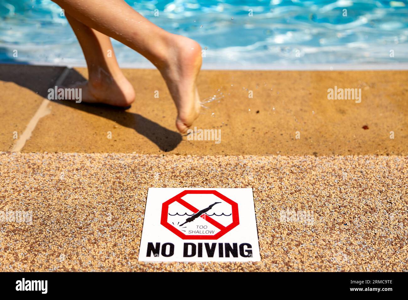 Edge of swimming pool with no diving warning sign Stock Photo - Alamy