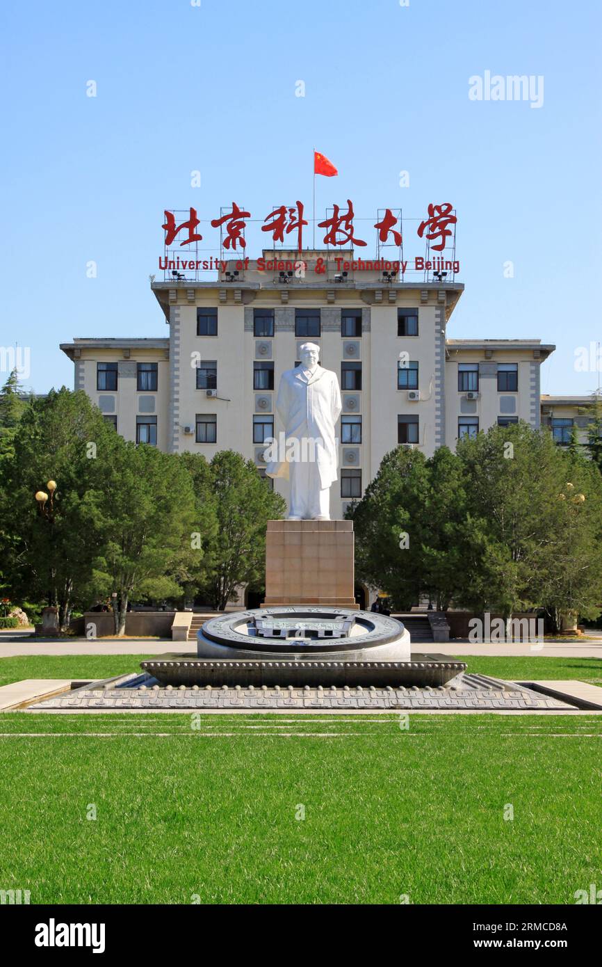 Beijing, October 5, 2012: Mao Zedong sculpture and the office building ...