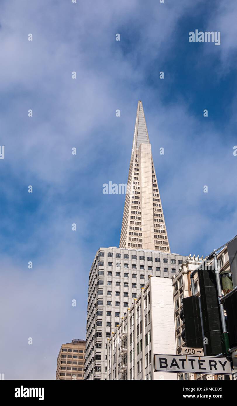 Pyramid office building hi-res stock photography and images - Alamy