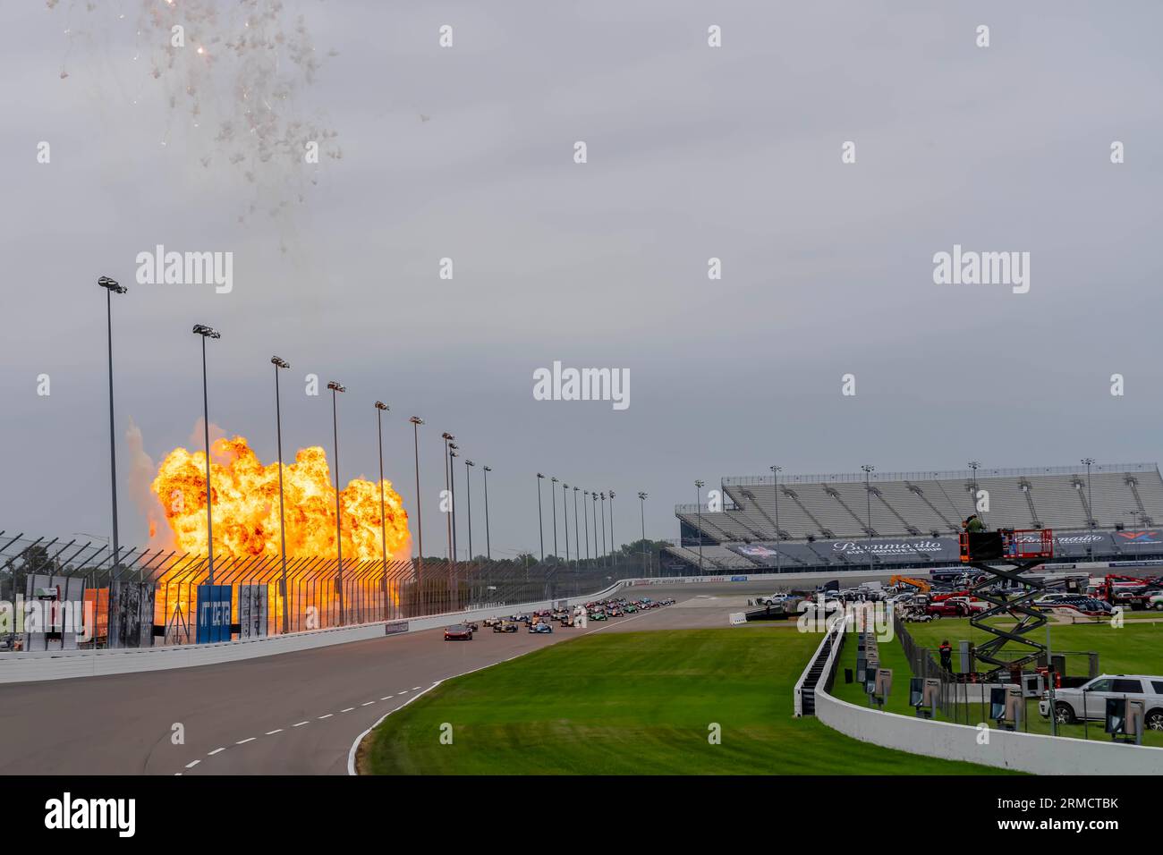 Madison, IL, USA. 27th Aug, 2023. The INDYCAR Series field takes the ...