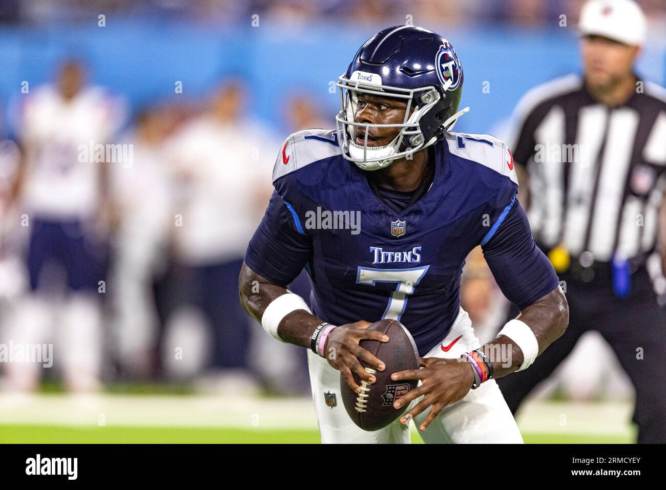 Tennessee Titans quarterback Malik Willis (7) looks for a receiver ...