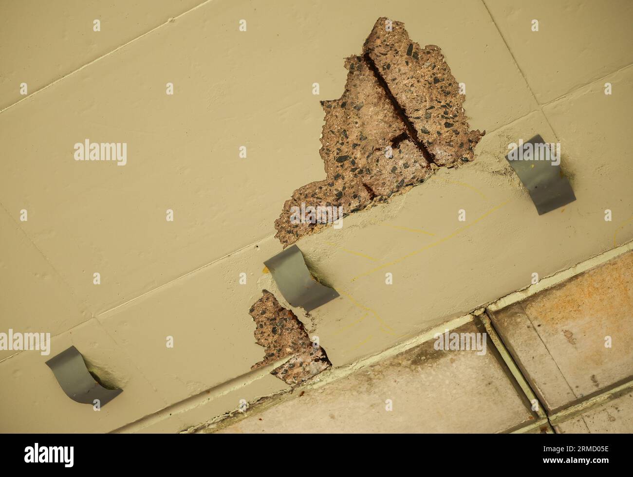 Spalled concrete hi-res stock photography and images - Alamy