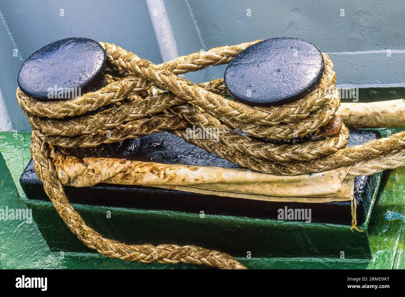 Mooring hawser on a bollard on a ship Stock Photo - Alamy