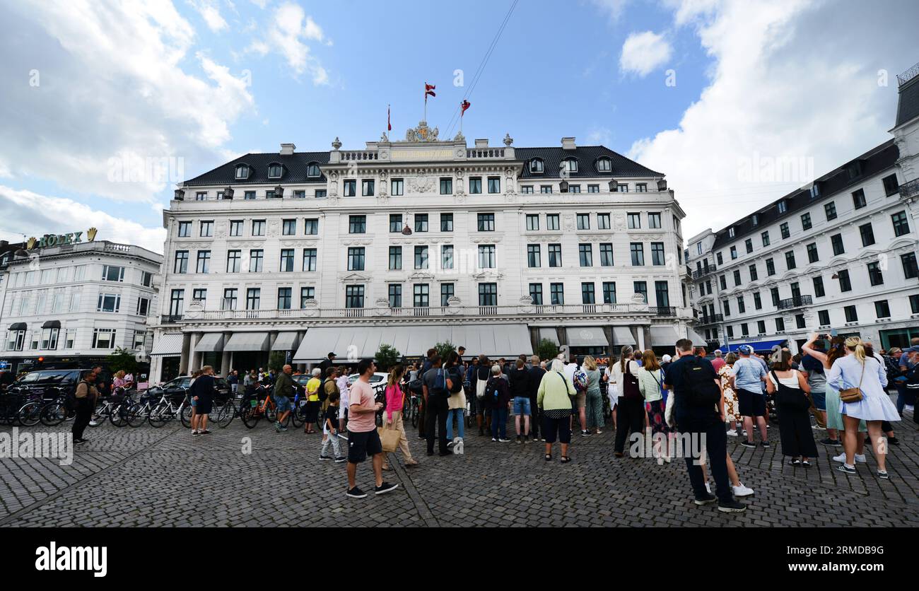 Crowed waiting to see Bruce Springsteen outside the Hotel D'Angleterre ...