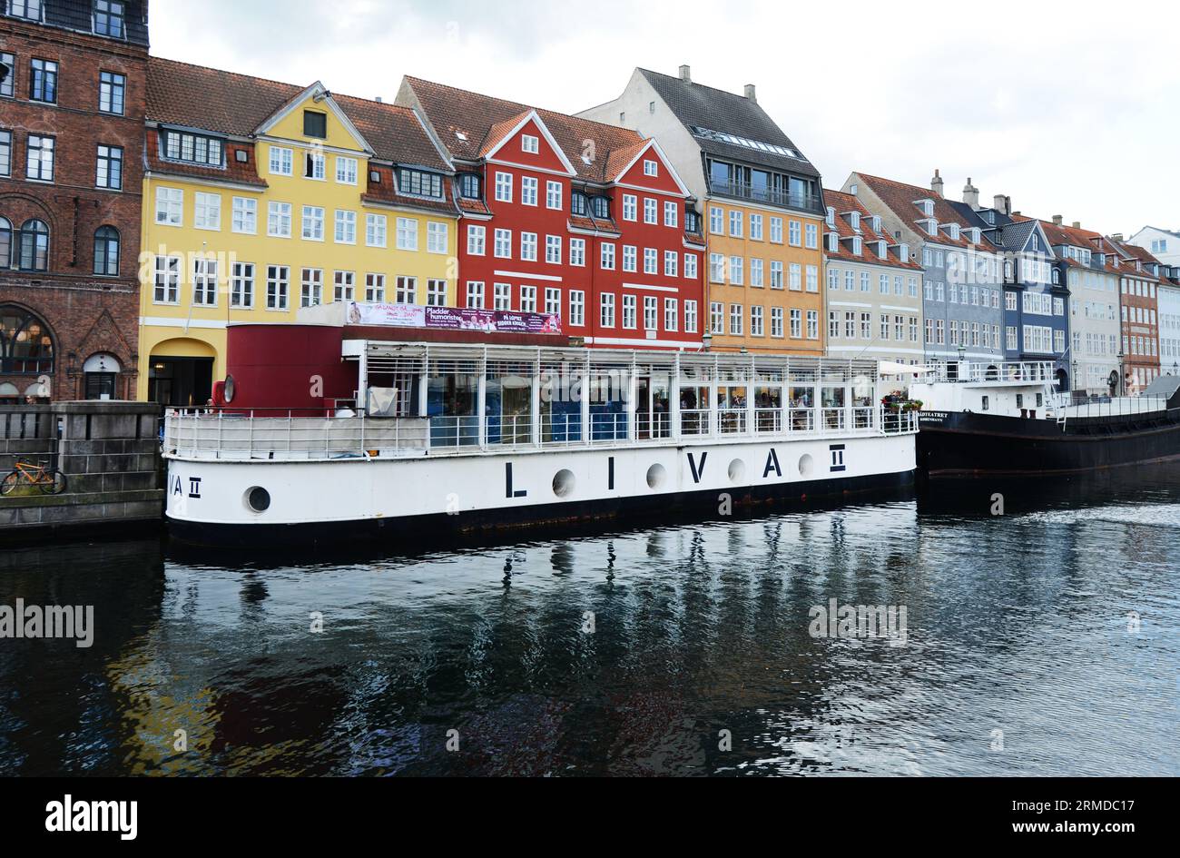 The beautiful 17th & 18th colorful buildings along the Nyhavn canal in ...