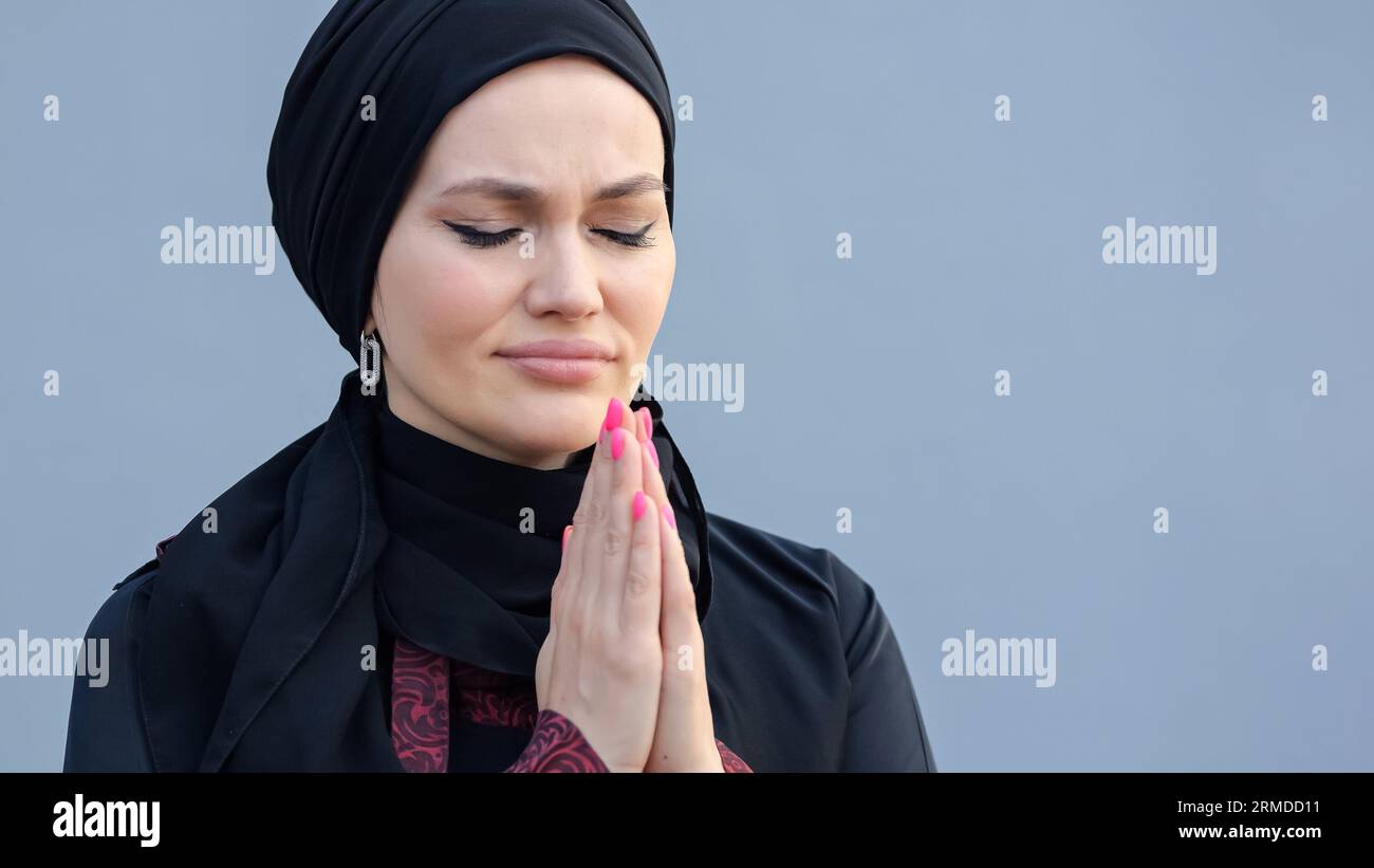 Hijab female cry hi-res stock photography and images - Alamy