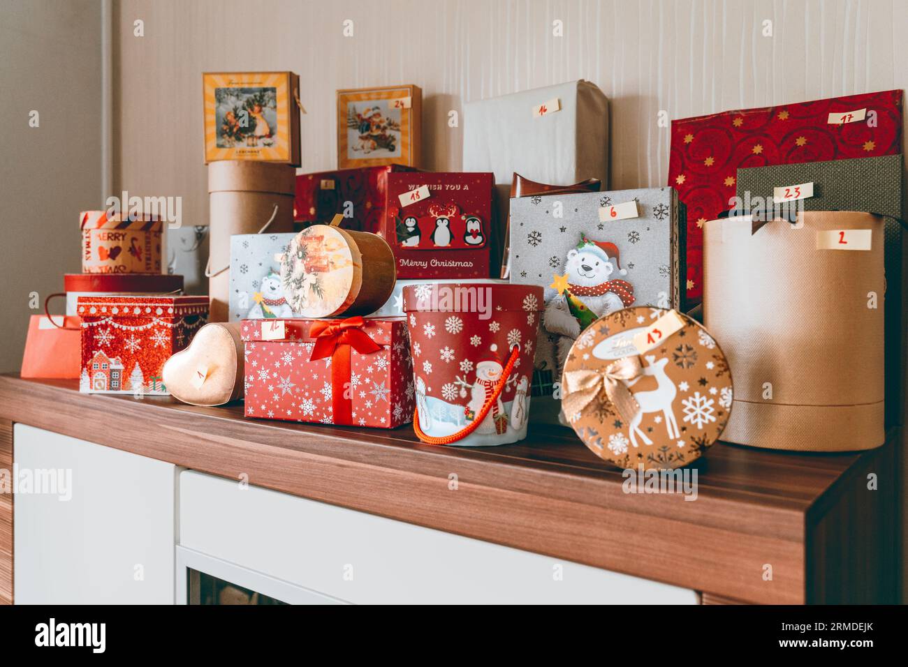 Festive Advent Surprise: Traditional Christmas Decorations and Numbered ...