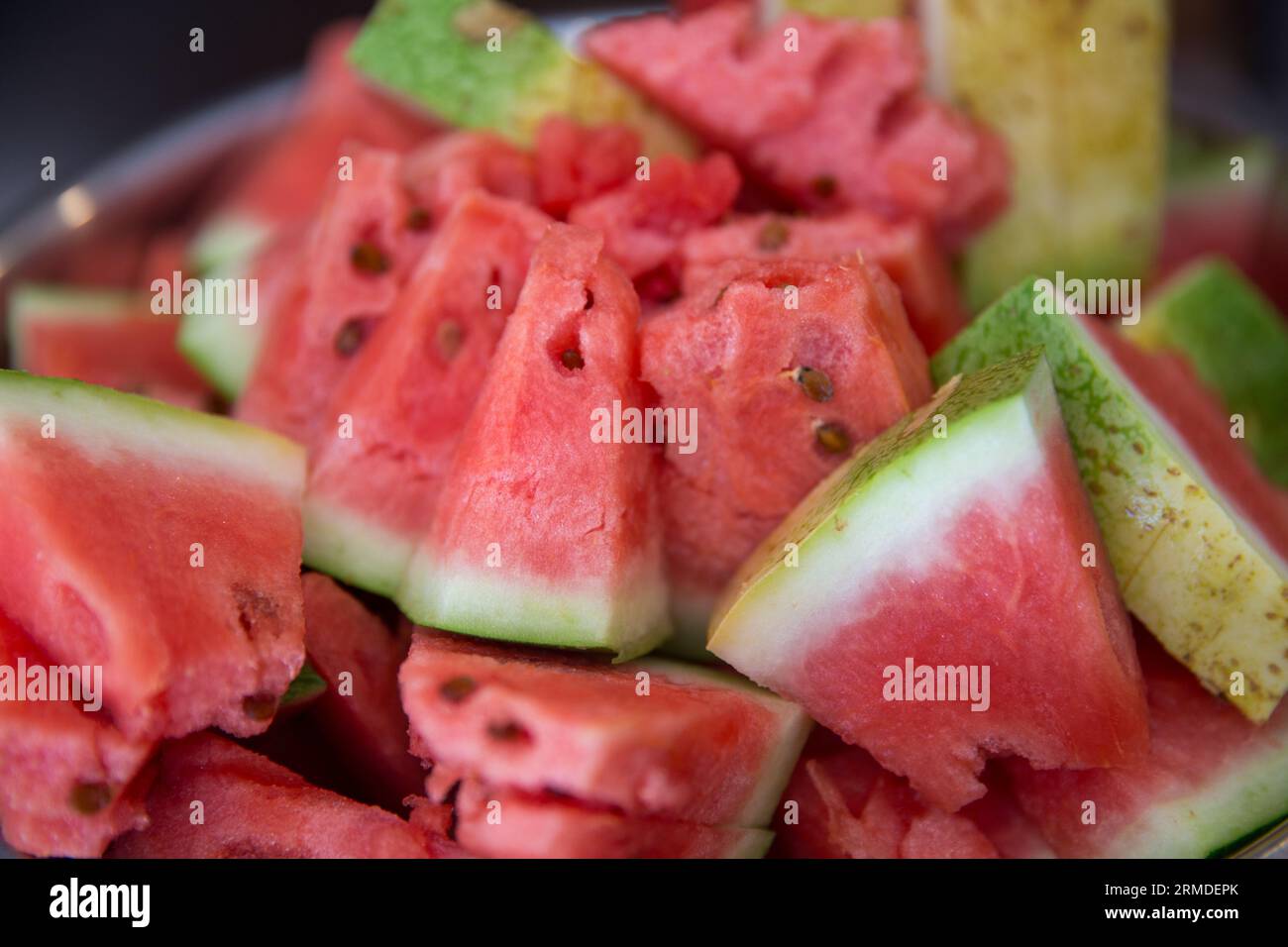 Bowl of sliced up fresh watermelon to serve Stock Photo - Alamy