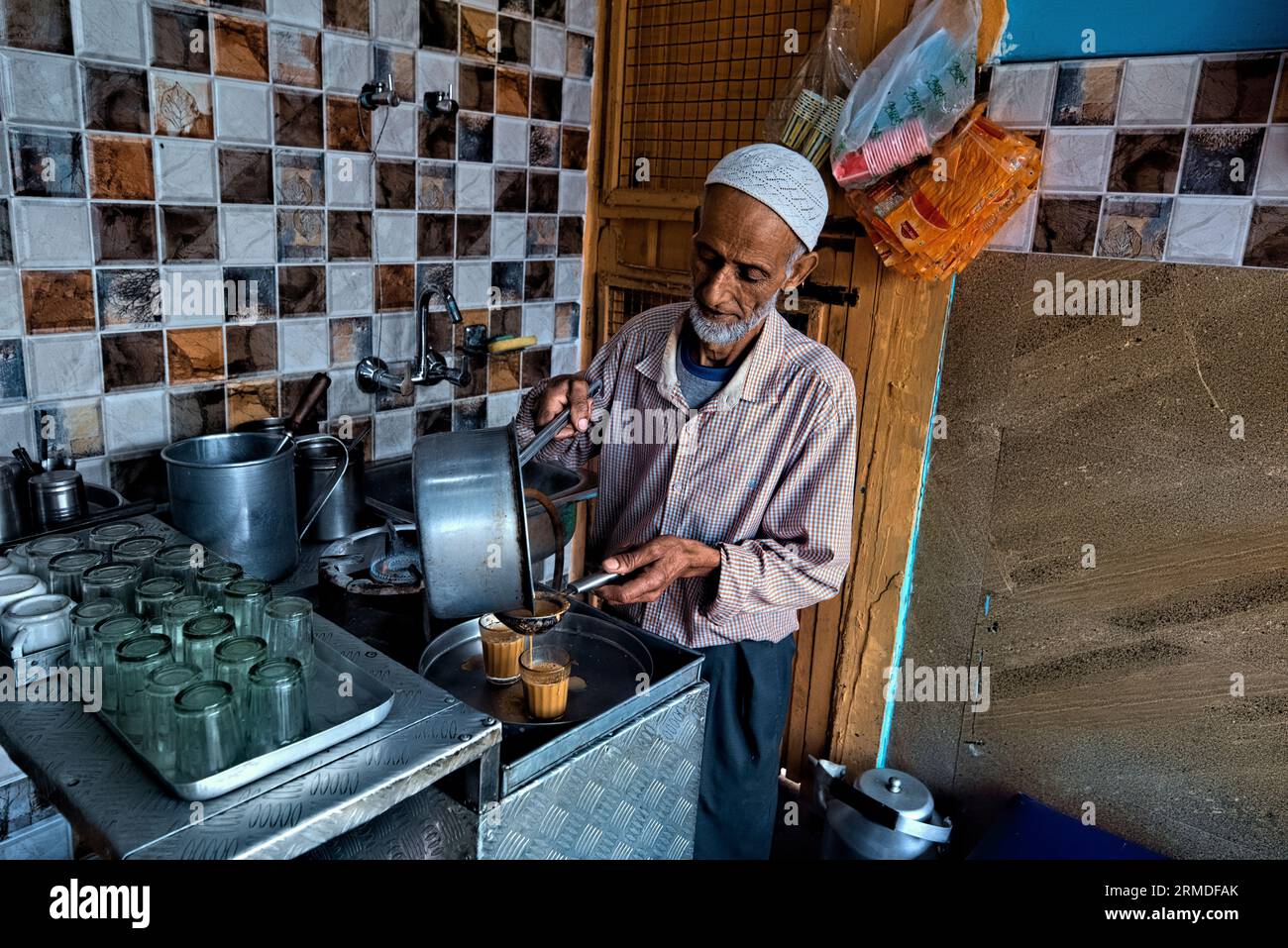 Tea seller at work, Srinagar, Kashmir, India Stock Photo - Alamy