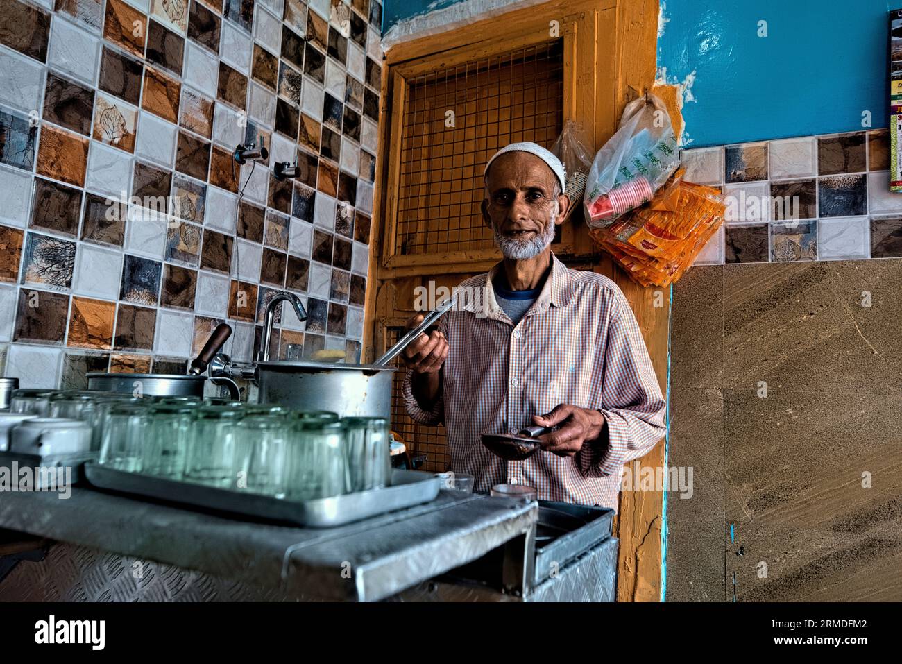 Tea seller at work, Srinagar, Kashmir, India Stock Photo - Alamy