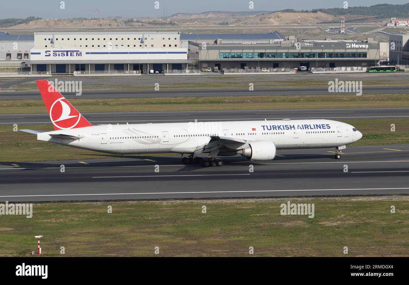 ISTANBUL, TURKIYE - SEPTEMBER 17, 2022: Turkish Airlines Boeing 777 ...