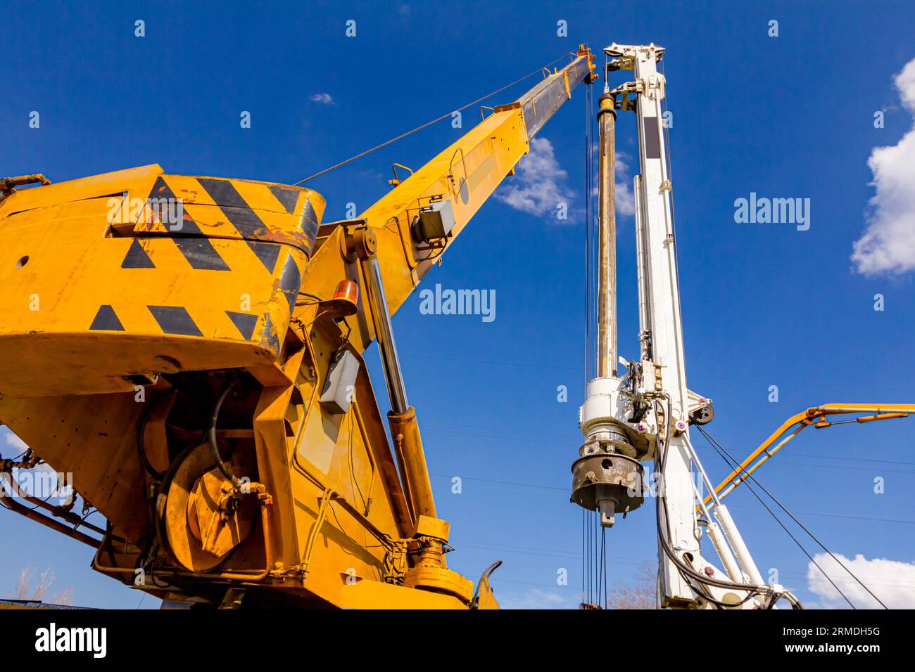 Mobile crane and drilling machine with tower, big equipment for drill ...