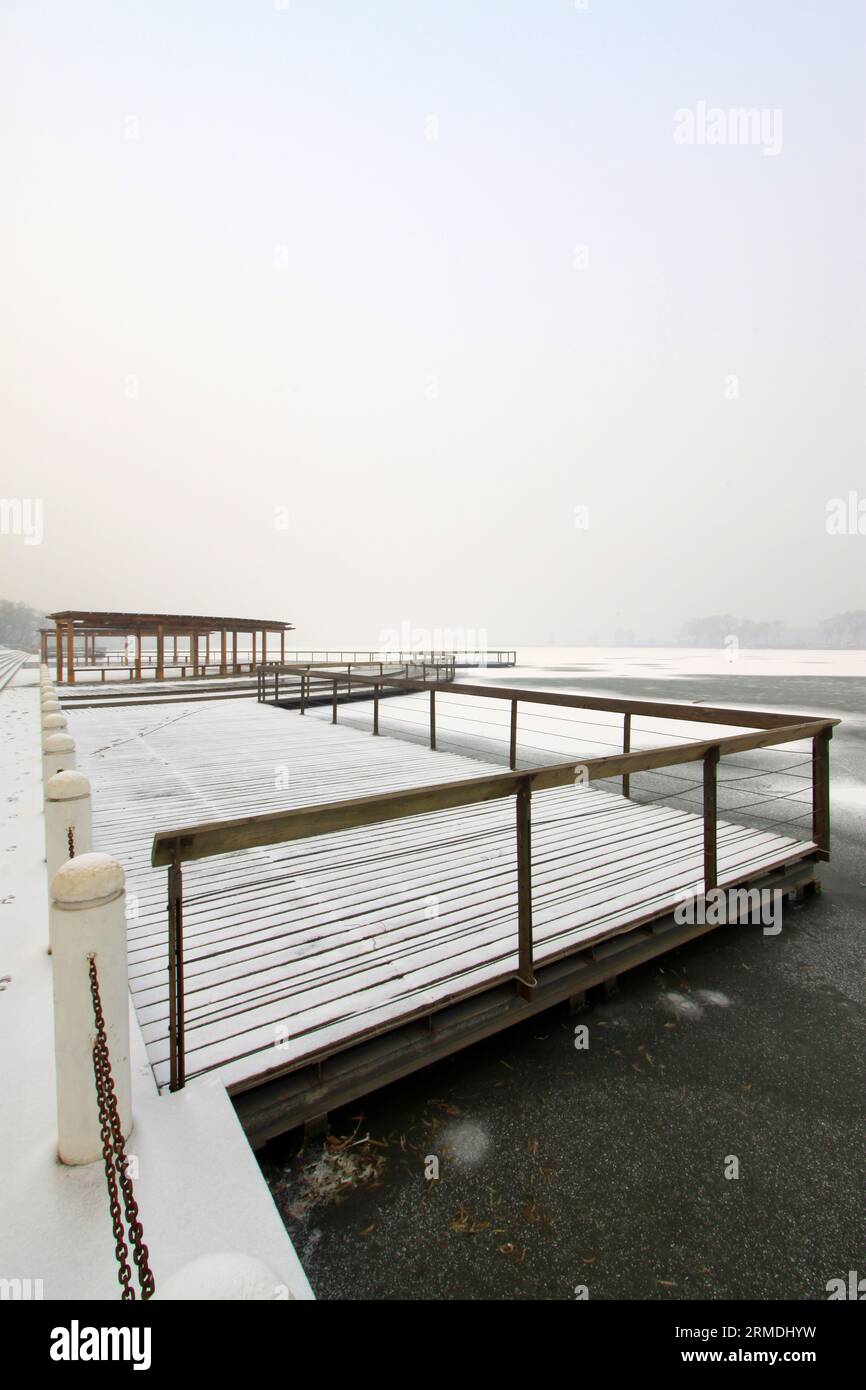 Quiet platforms hi-res stock photography and images - Alamy