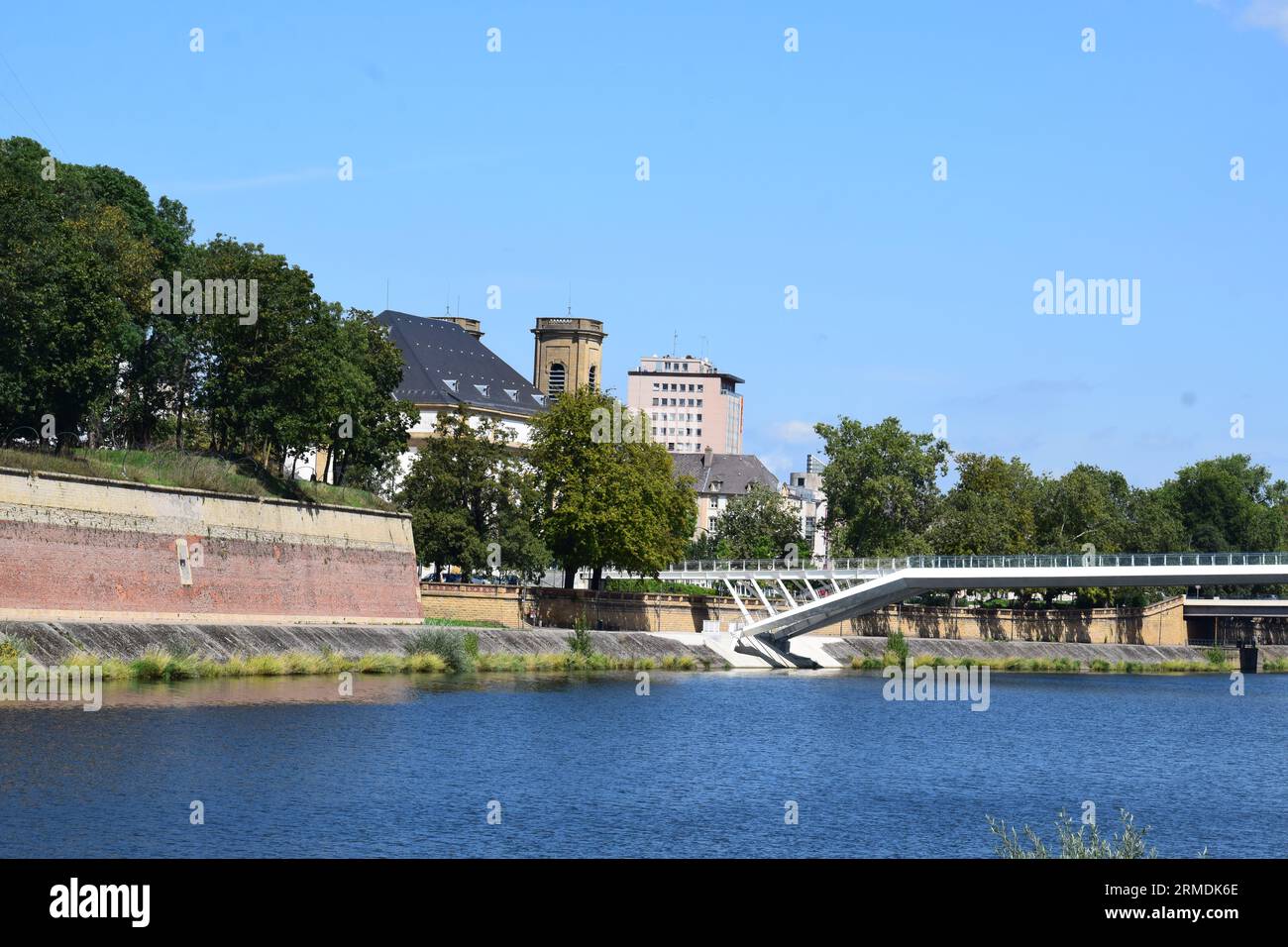 Moselle with the modern pedestrian bridge in Thionville Stock Photo - Alamy