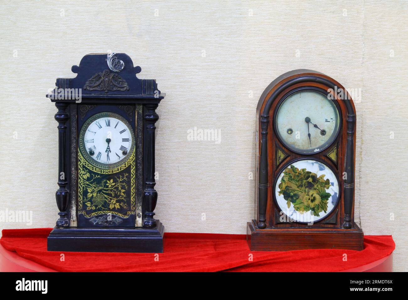 Antique chinese clock hi-res stock photography and images - Alamy