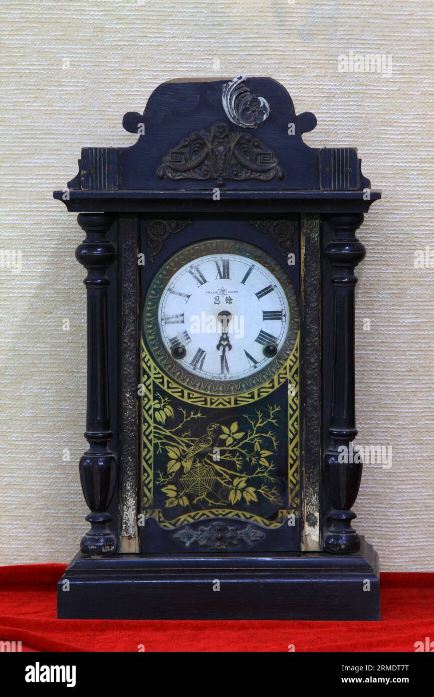 Antique chinese clock hi-res stock photography and images - Alamy