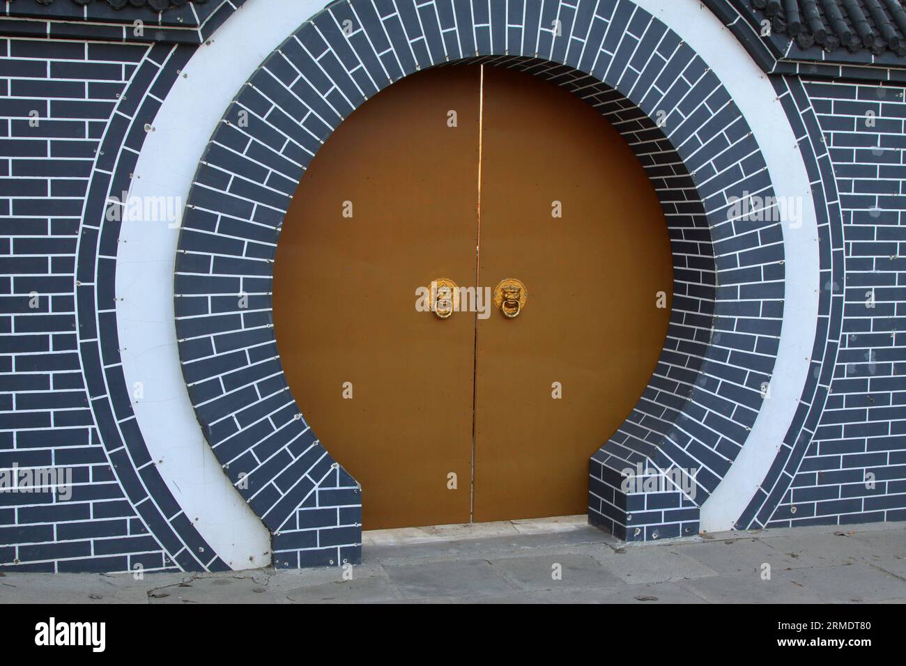 Traditional chinese moon gate hi-res stock photography and images - Alamy
