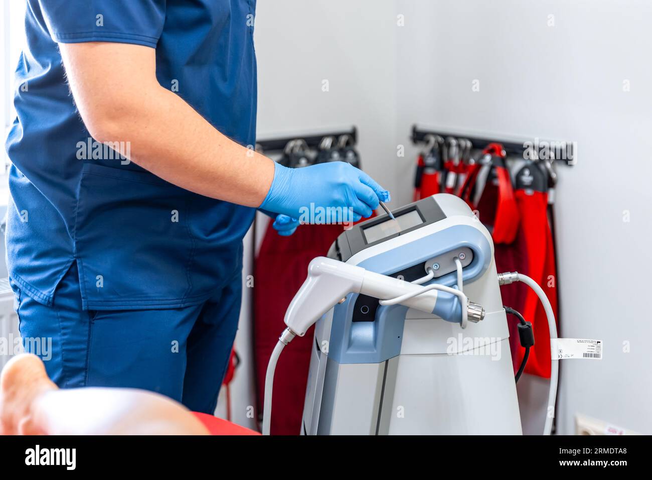 Shock wave therapy device with male doctor hands in rubber gloves Stock ...