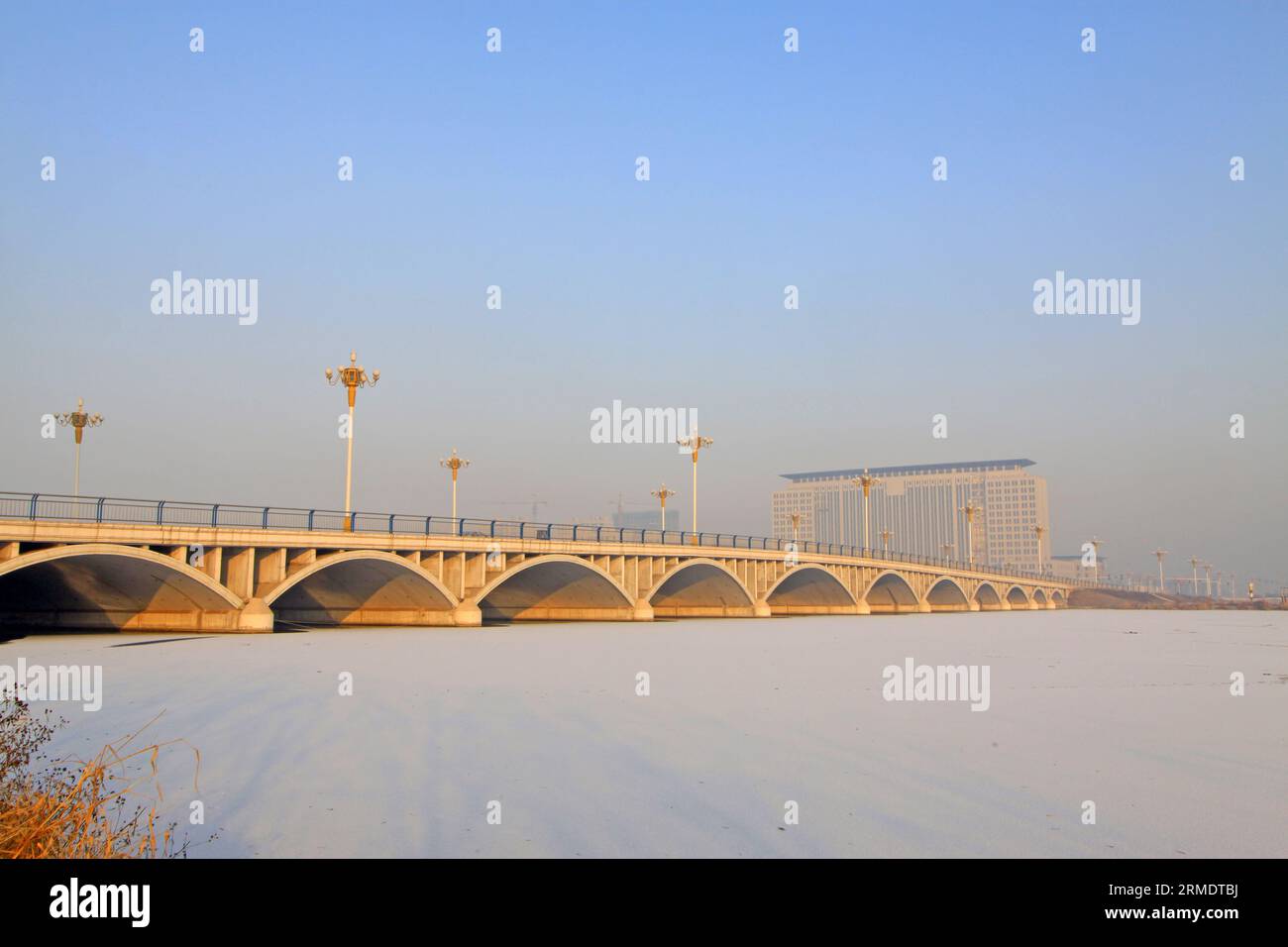 Bridges buildings in ice hi-res stock photography and images - Alamy