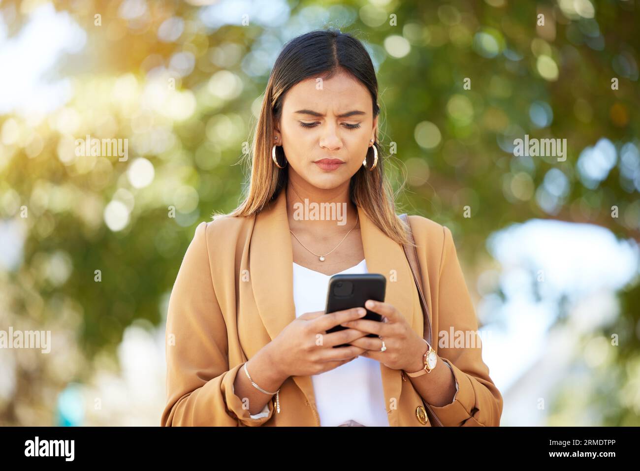 Scam lady hi-res stock photography and images - Alamy