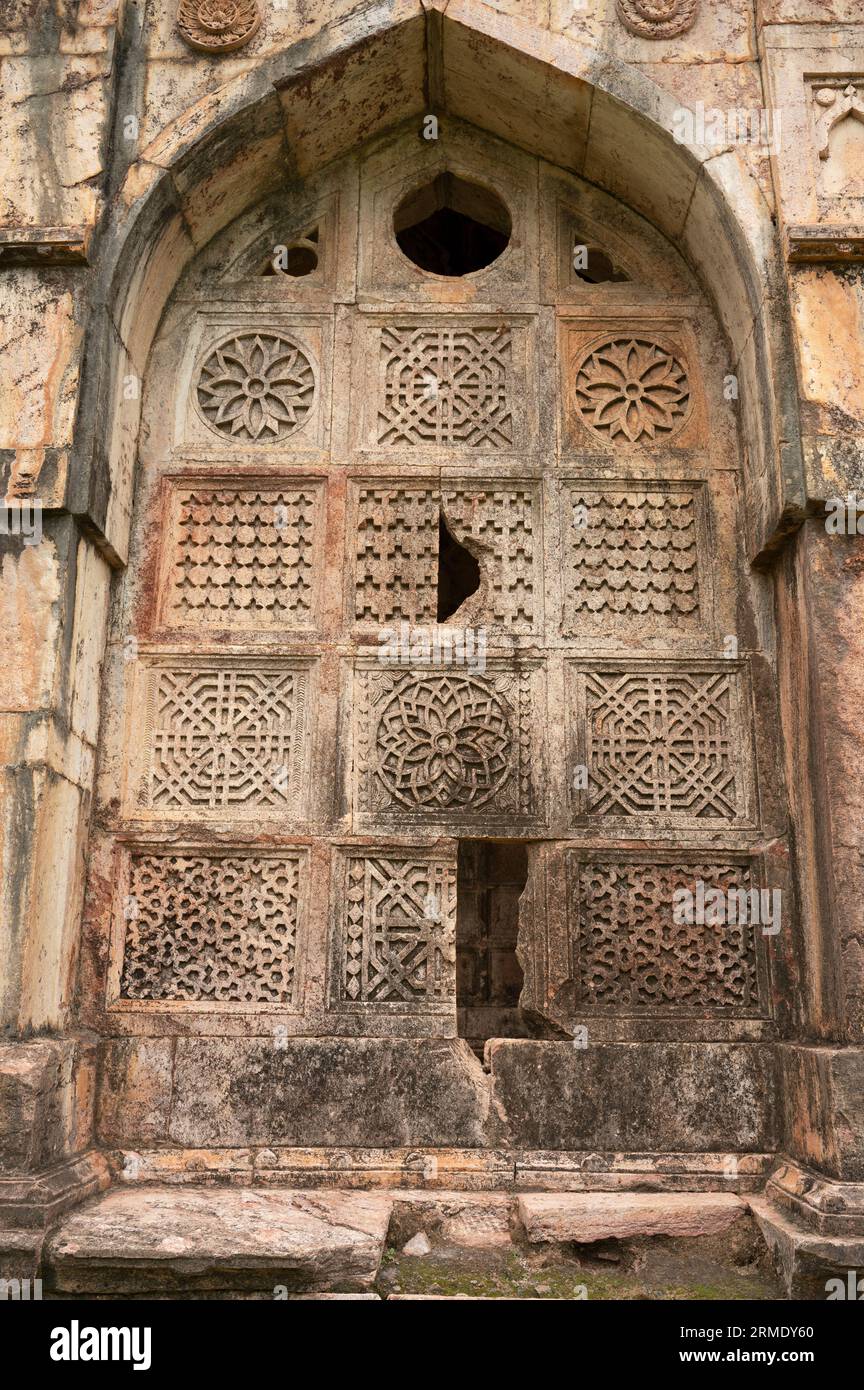 Carving details on the outer wall of Jali Mahal, located in Mandu ...