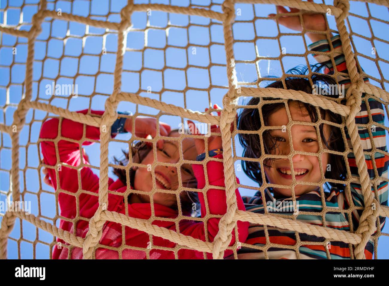 Children peering hi-res stock photography and images - Alamy