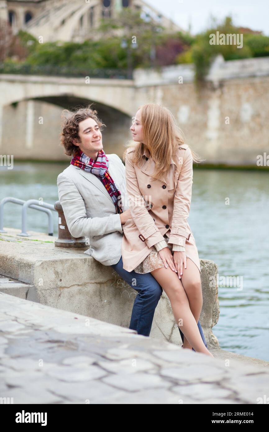 Attractive tourist couple in paris hi-res stock photography and images ...