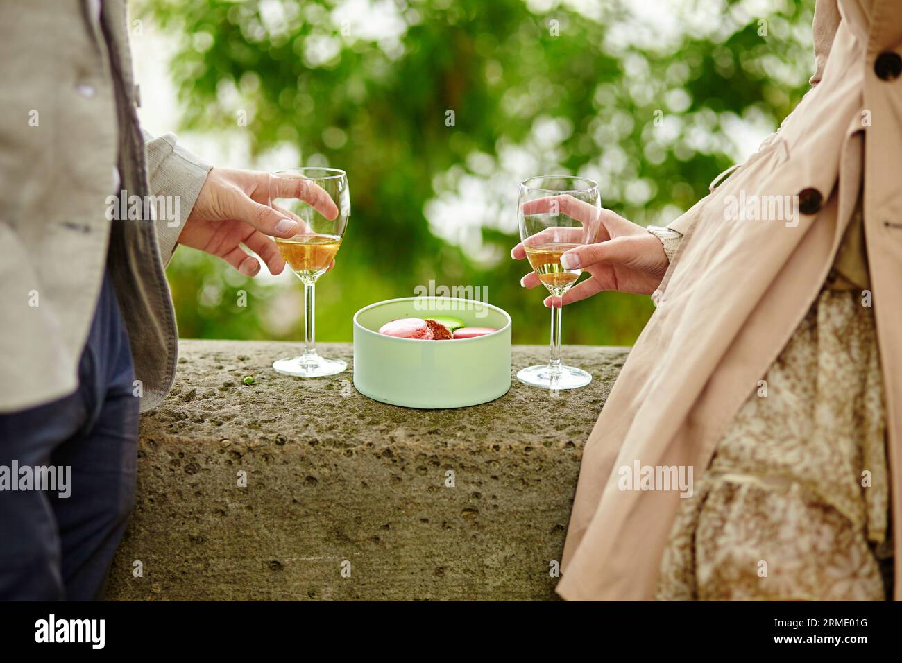 Macaroons paris hand hi-res stock photography and images - Alamy