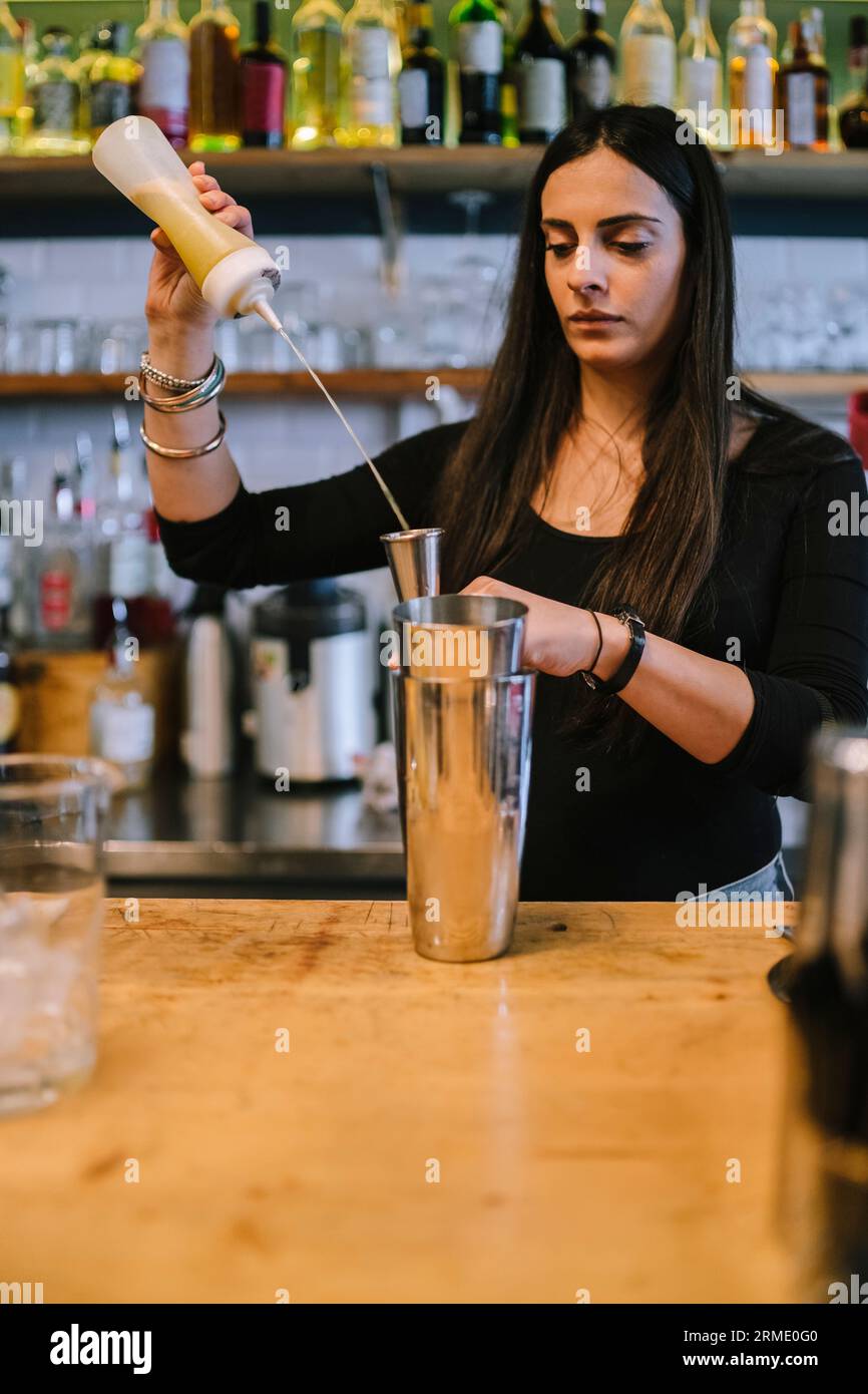 Barwoman hi-res stock photography and images - Alamy