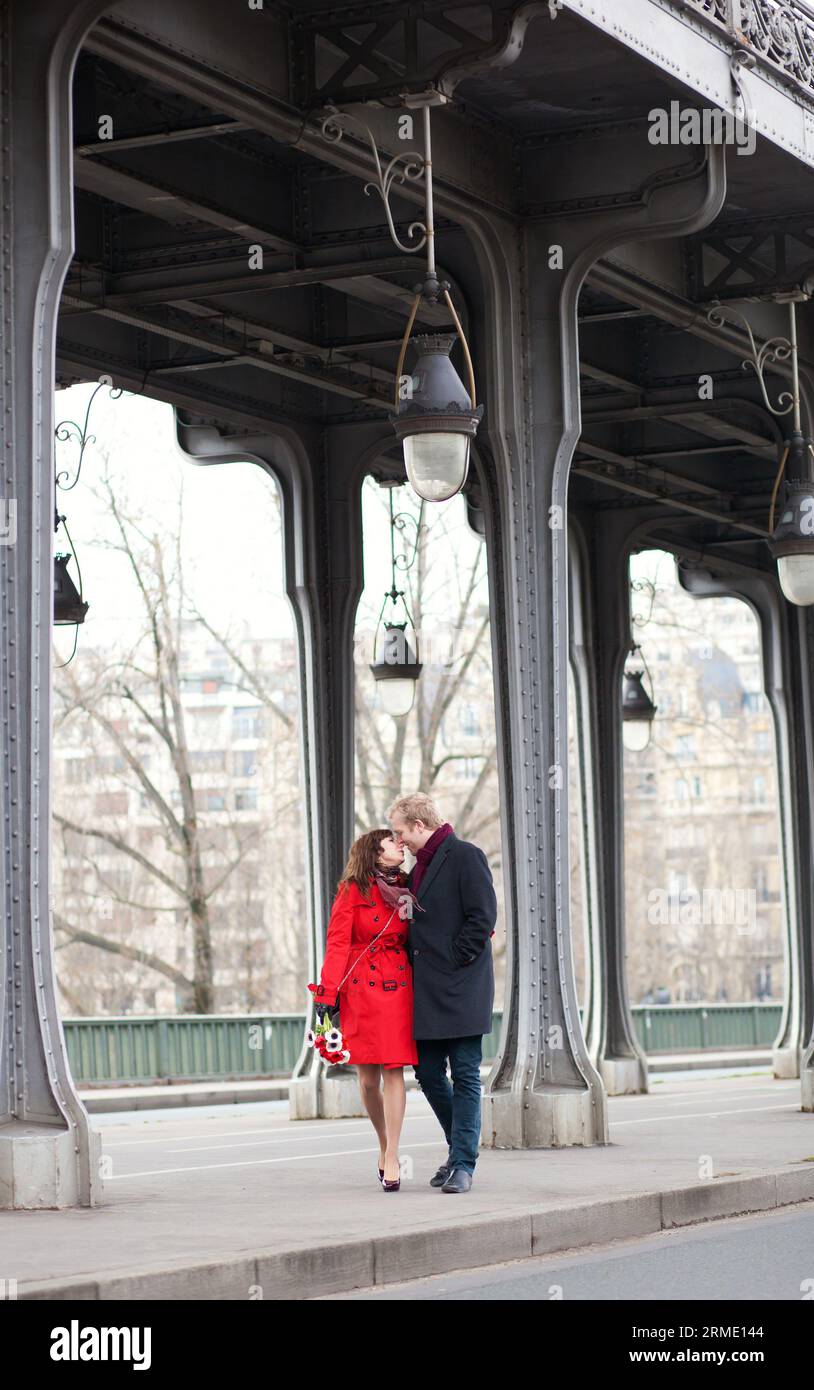 Romantic couple kissing on the Bir-Hakeim bridge in Paris Stock Photo ...
