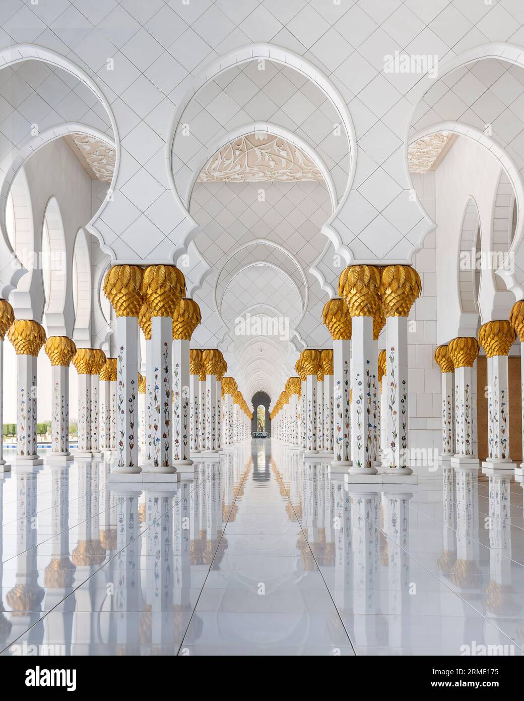 Patterns at sheikh zayed grand mosque hi-res stock photography and ...