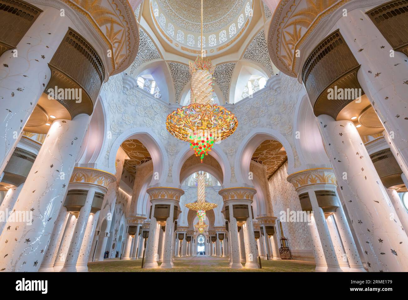 Interior of Prayer Hall with Chandeliers in Sheikh Zayed Mosque Stock ...