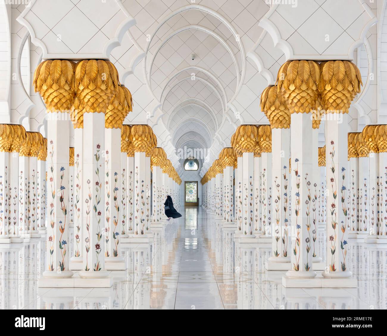 Woman in black robe between Architectural columns, Sheikh Zayed Mosque ...