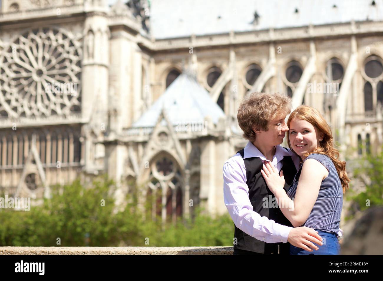 Hugging couple near Notre Dame de Paris Stock Photo - Alamy