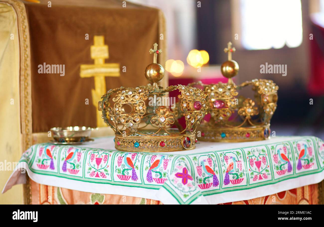 Two crowns wedding ceremony hi-res stock photography and images - Alamy