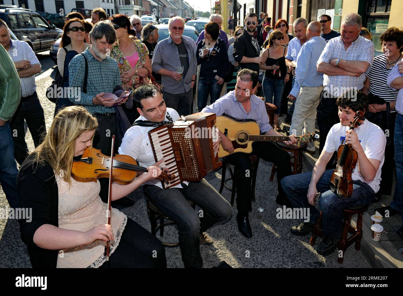 Traditional Irish Music outside Patsy Dans Pub in Dunfanaghy ...