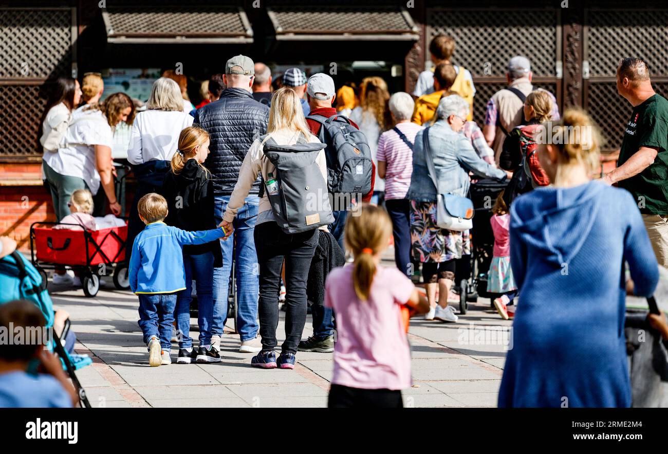 Hamburg, Germany. 28th Aug, 2023. Visitors to Hagenbeck Zoo wait for ...