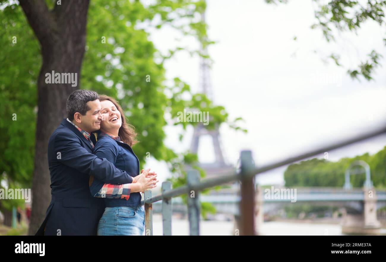 Romantic couple in paris hi-res stock photography and images - Alamy