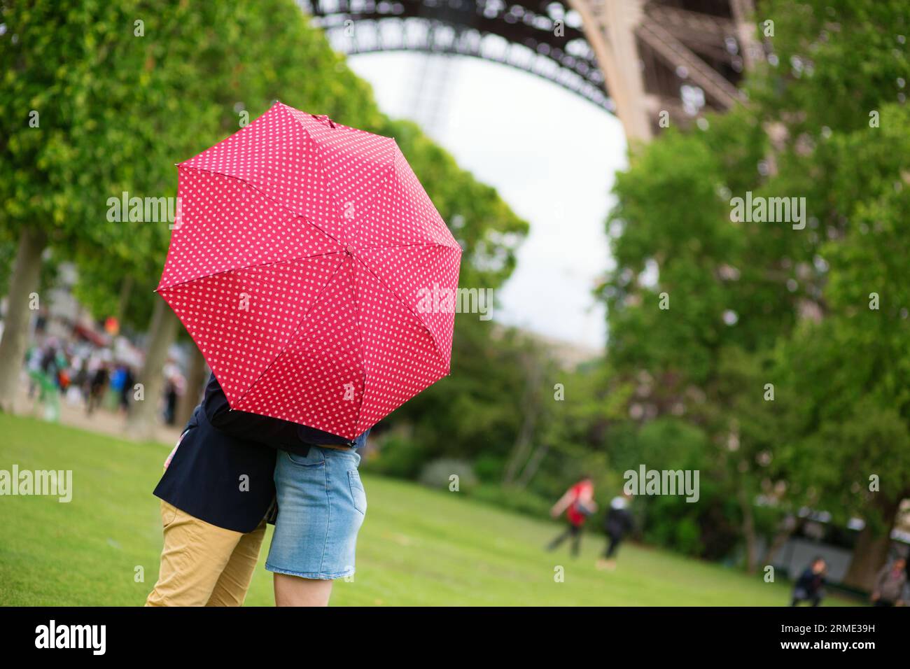 Romantic couple kissing in rain hi-res stock photography and images - Alamy
