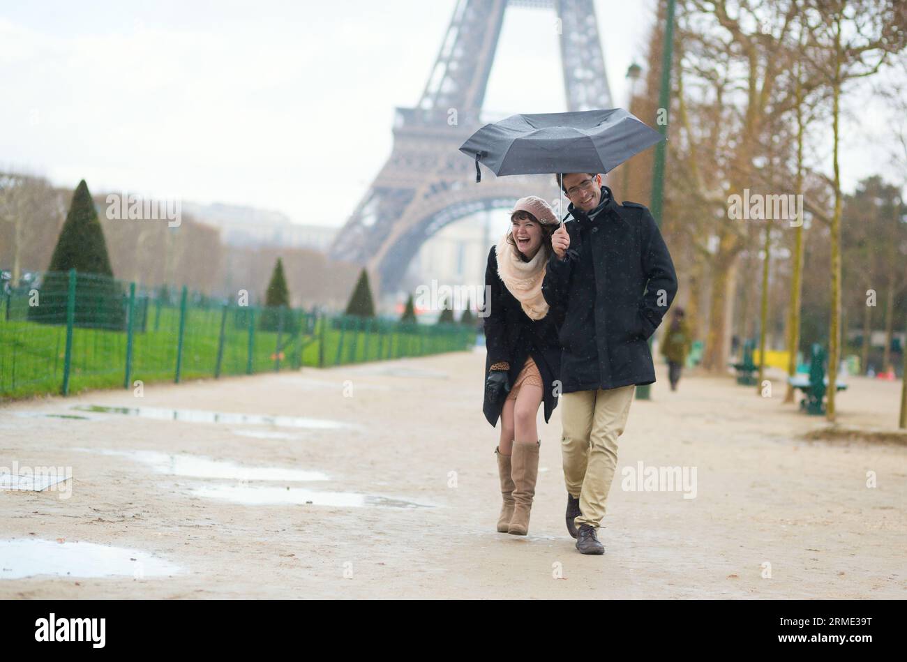 Romantic couple under the rain in Paris Stock Photo - Alamy